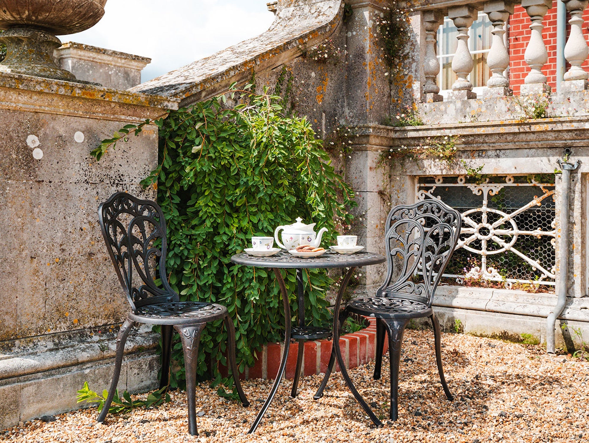 How can I make my outdoor bistro table look nice? – Lazy Susan