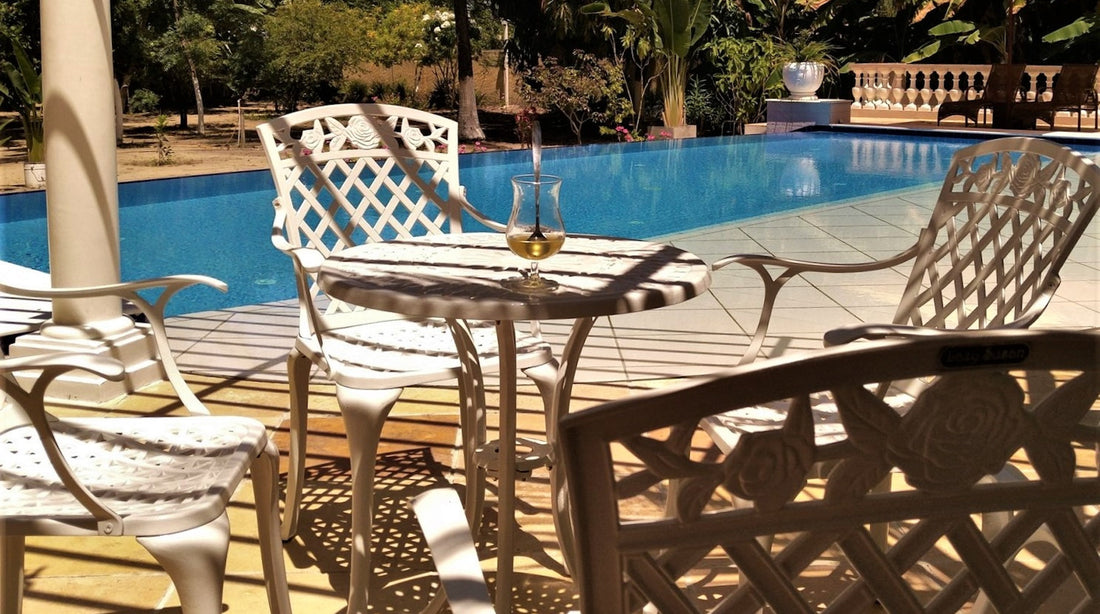 How to buy the right poolside furniture – Lazy Susan